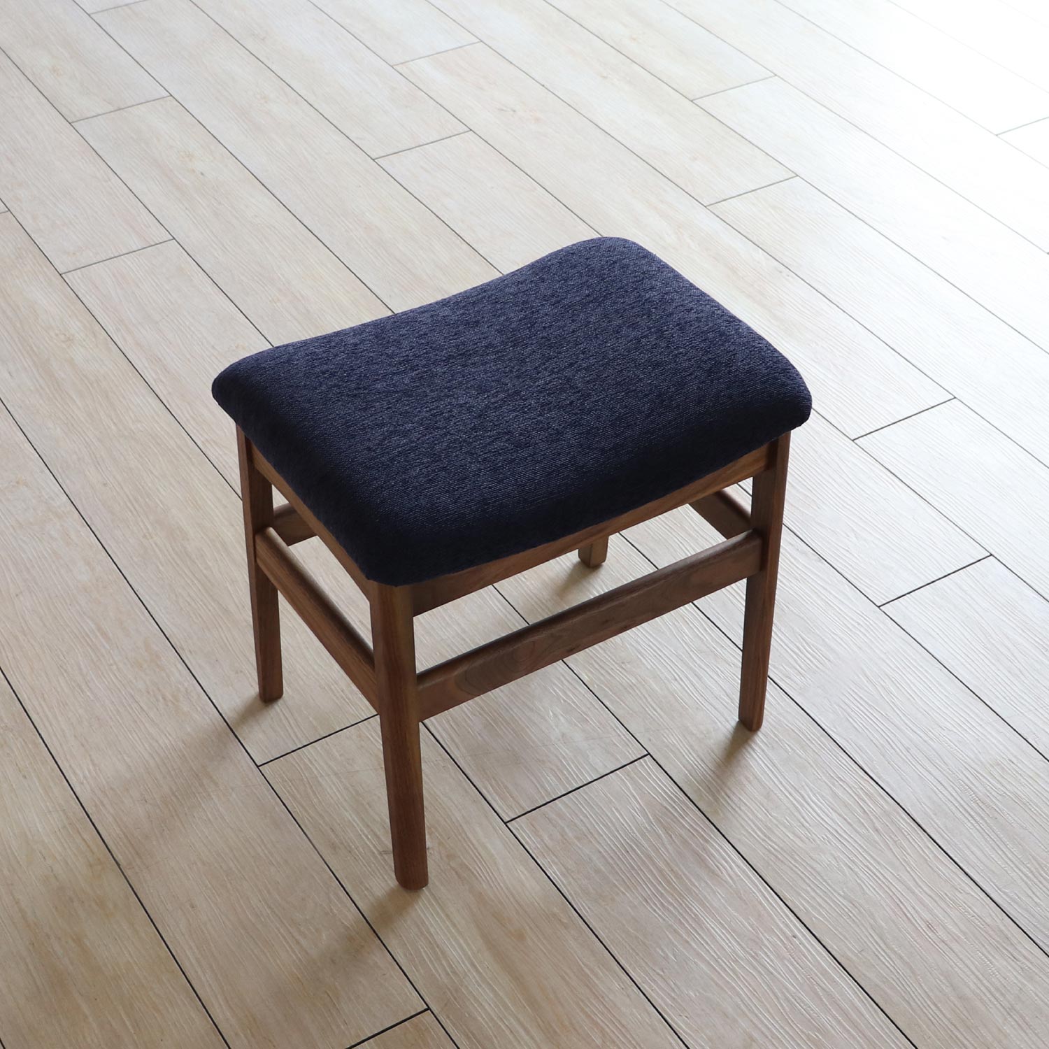 いろいろなシーンでお使いいただけるマルチスツール。：ダイニングテーブル専門店[木蔵]