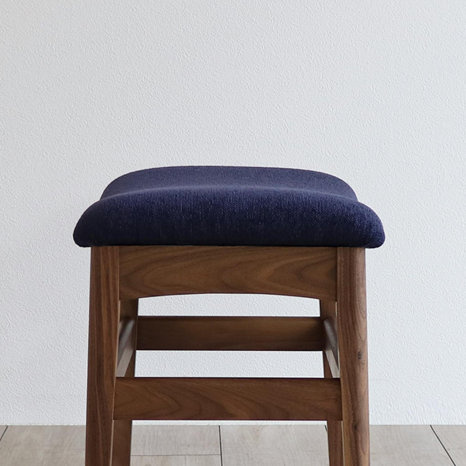 いろいろなシーンでお使いいただけるマルチスツール。：ダイニングテーブル専門店[木蔵]